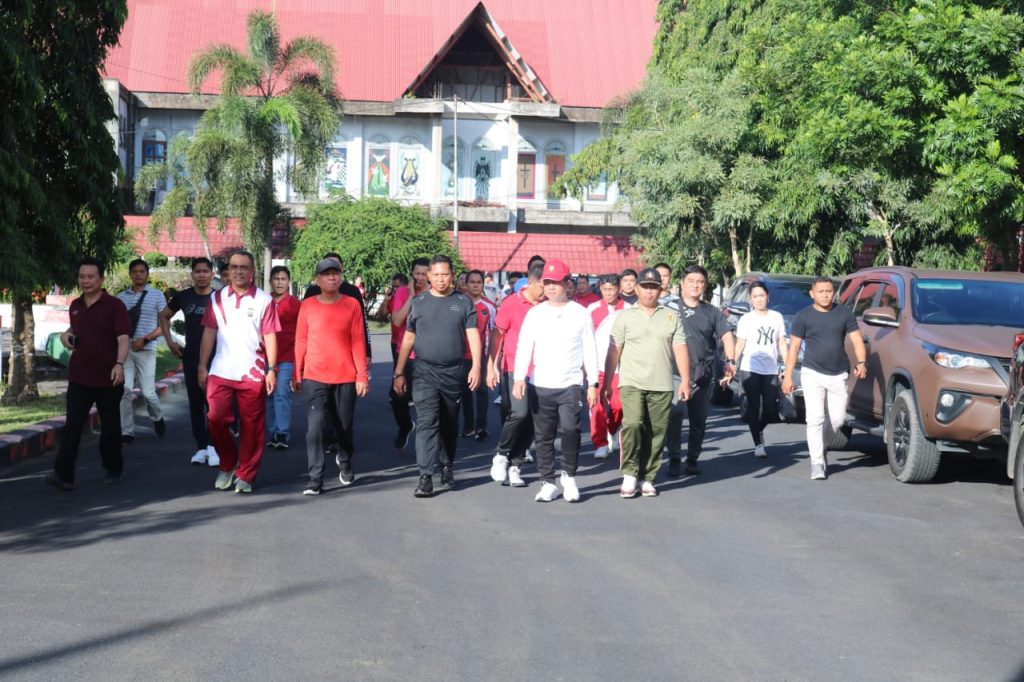 Bupati FDW Dan Wabup PYR Mengikuti Jalan Sehat, Peringati Hari Olahraga ... Bupati FDW Dan Wabup PYR Mengikuti Jalan Sehat, Peringati Hari Olahraga ...