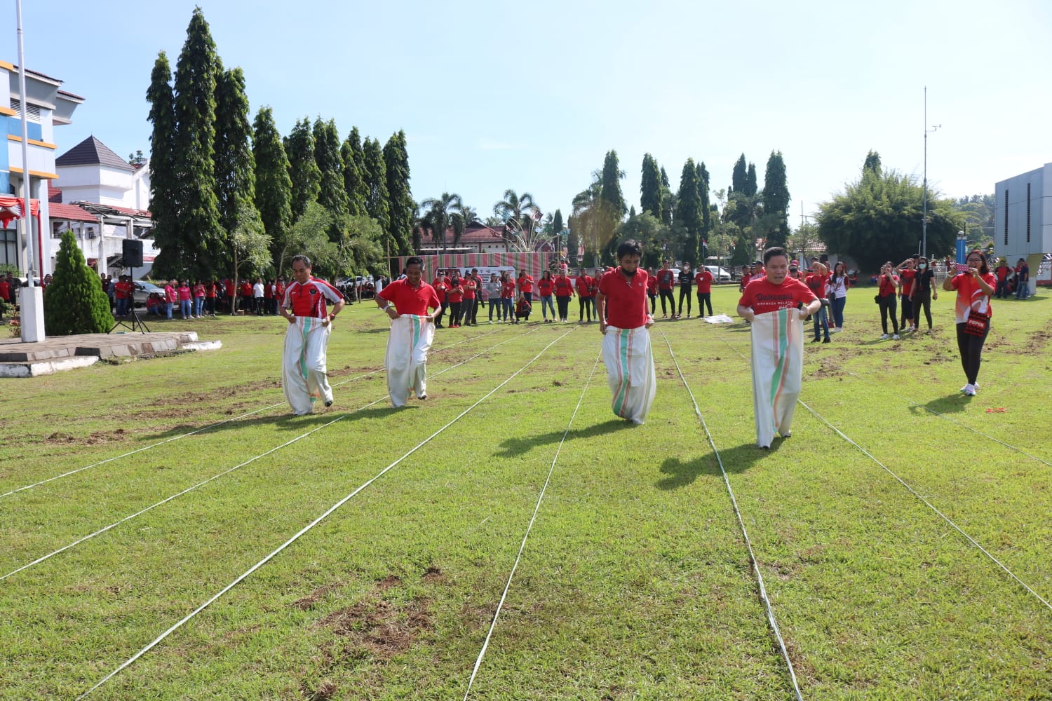 Bupati FDW Dan Wabup PYR Mengikuti Jalan Sehat, Peringati Hari Olahraga ... Bupati FDW Dan Wabup PYR Mengikuti Jalan Sehat, Peringati Hari Olahraga ...